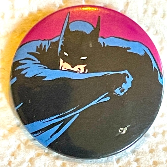 DC Comics | Other | Vintage Dc Comics Inc 982 Batman Button Pin | Poshmark